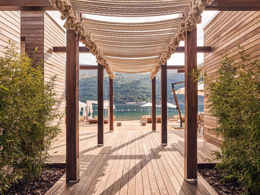 Na praia, autocarro para a praia, toldos de praia (sobretaxa)