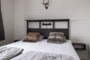 Cabana superior, 2 quartos (6 Beds) | Cortinas blackout, ferros/tábuas de passar roupa, Wi-Fi de cortesia