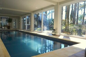Apartamento | Piscina | Piscina interna, espreguiçadeiras