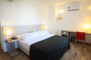 Quarto casal standard | Cofres nos quartos, cortinas blackout, quartos à prova de som