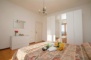 Apartamento Familiar, 2 quartos, varanda, junto à montanha (Balcone Panoramico sul Garda) | 2 quartos, ferro/tábua de engomar, Wi-fi 