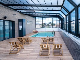 Piscina interior, da(s) 10:00 à(s) 22:00, espreguiçadeiras 