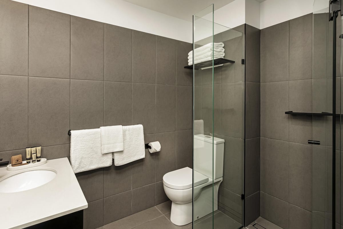Roupas de cama premium, cofres nos quartos, individualmente decorados