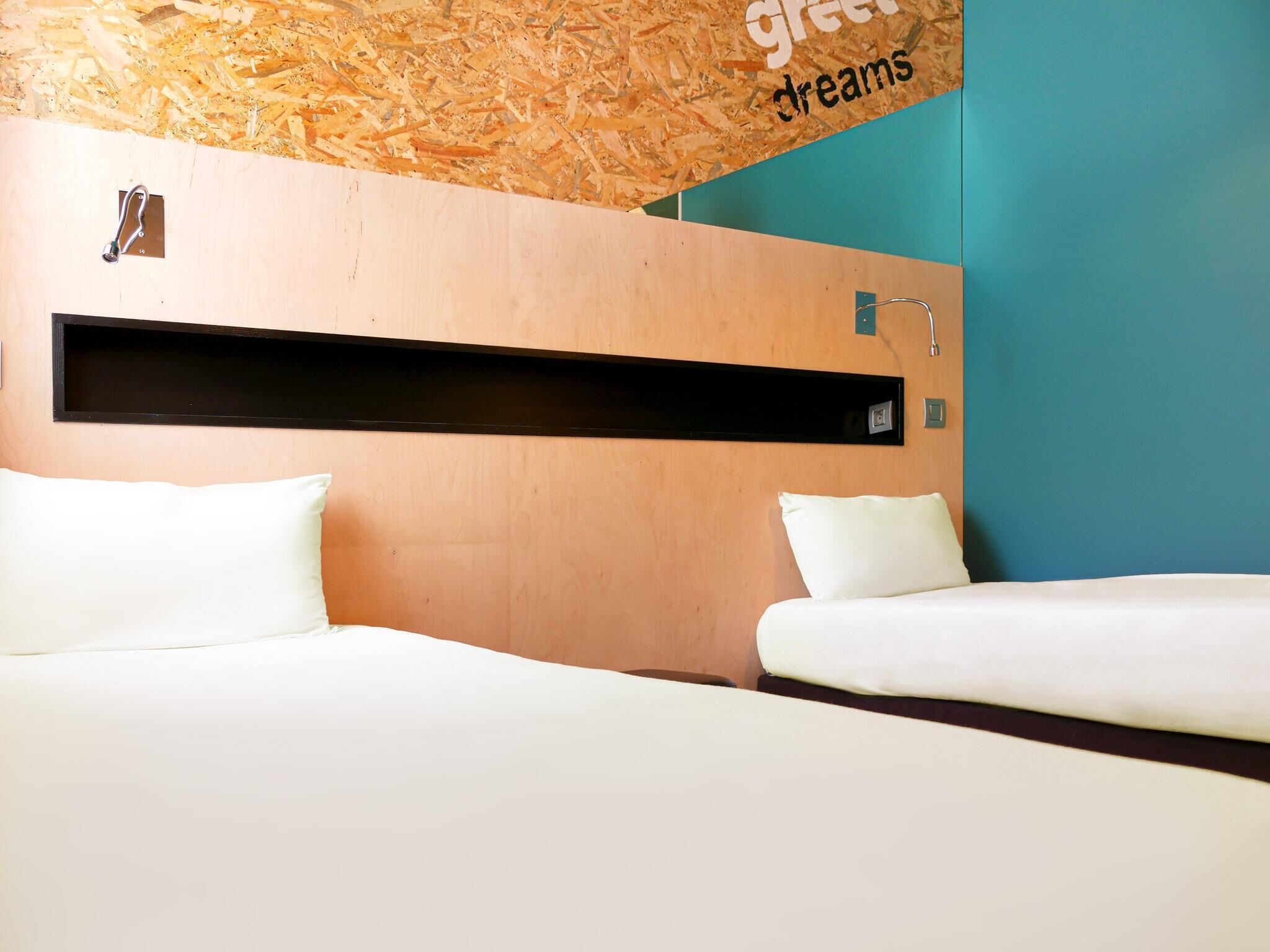 Quarto, 2 camas individuais (Pop) | Secretária, Wi-fi grátis, roupa de cama fornecida 