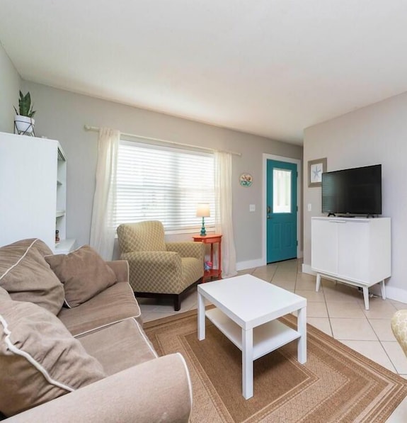 Beachy Townhome ~ Pet Friendly ~ Steps To The Beach!!! - セント・オーガスティーン・ビーチ, FL