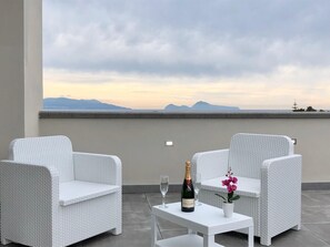Suite, terraço | 1 quarto, Wi-fi grátis 