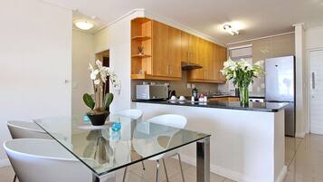 Apartamento | Cozinha privada | Um frigorífico/congelador grande, um micro-ondas, um forno