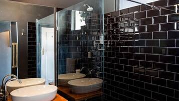 Apartamento superluxo | Banheiro | Chuveiro, produtos de toalete grátis, toalhas de banho, sabonete