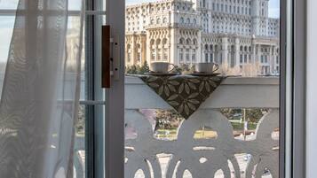 Apartamento Deluxe, 2 quartos, casa de banho privativa, Vista para a cidade | Varanda