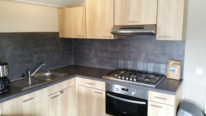 Chalé | Cozinha privada | Um micro-ondas, uma máquina de lavar louça, uma cafeteira/bule 