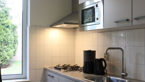 Bungalow | Cozinha privada | Um frigorífico, um micro-ondas, um forno, uma cadeira de bebé 