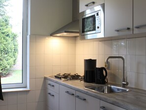 Bungalow | Cozinha privada | Um frigorífico, um micro-ondas, um forno, uma cadeira de bebé 