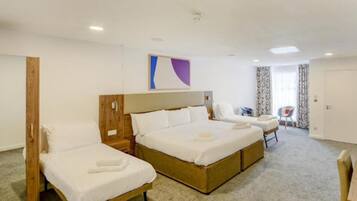 Quarto Triplo Standard, várias camas | Secretária, quartos insonorizados, Wi-fi grátis