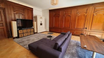 Apartamento Empresarial | Sala de estar | TV de ecrã plano