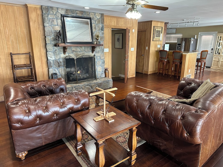 Serene Getaway With Hot Tub, Sauna, Firepit, Kayaks, Pontoon & Jet Ski Rentals! - Lake Wylie, Fort Mill