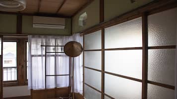 Quarto tradicional, para não fumantes, banheiro compartilhado (Japanese Style, Private, Standard) | Individualmente decorados, espaço de trabalho para notebook
