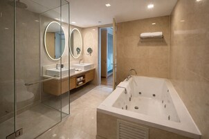 Quarto, 4 quartos (SKY Penthouse) | Casa de banho | Um polibã e uma banheira separados, um chuveiro fixo