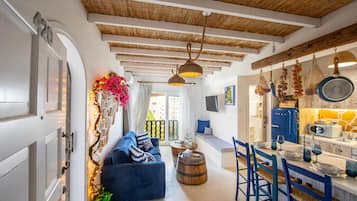 Lemnos Suite One-Bedroom Apartment (D420) | Área de estar | TV de tela plana 65 polegadas com canais digitais, TV, livros