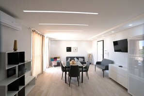 Villa, 2 quartos | Sala de estar | TV de ecrã plano 