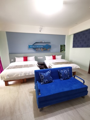 Quarto quádruplo luxo | Individualmente mobiliados, cortinas blackout, Wi-Fi de cortesia