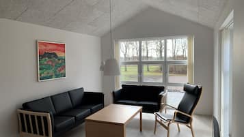Apartamento | Sala de estar | Televisor de ecrã plano de 32 polegadas com canais digitais, televisor