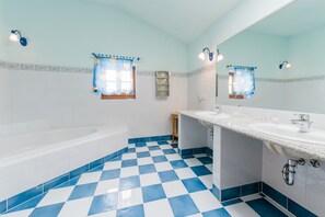 Apartamento, sacada | Banheiro | Secador de cabelo, toalhas de banho