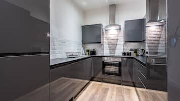 Apartamento, 1 cama de casal e sofá-cama | Cozinha privada | Um frigorífico/congelador grande, um micro-ondas, um forno
