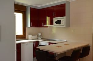 Apartamento, 2 quartos | Cozinha privada | Cafeteira/chaleira, geladeira, micro-ondas, fogão
