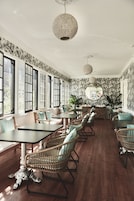 Café da manhã feito na hora grátis todos os dias