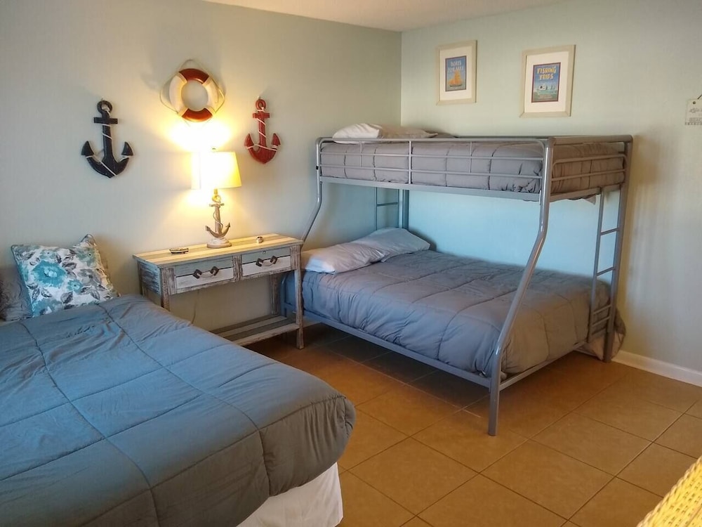 Poolside Pet-friendly, Just Feet From The Beach. - Okaloosa Island, FL