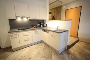 Apartamento | Cozinha privada | Uma cafeteira/bule 