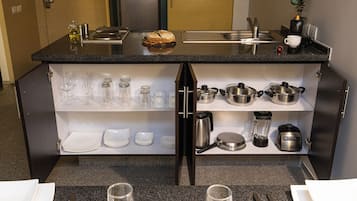 Apartamento executivo, 2 quartos, sacada, vista para o pátio | Cozinha privada | Geladeira grande, micro-ondas, fogão, cooktop