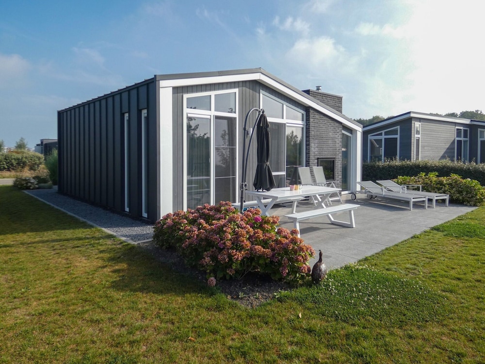Cozy Chalet With Fireplace Near Oosterschelde - Wemeldinge