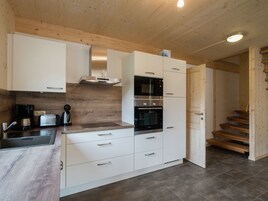 Chalé | Cozinha privada | Uma cadeira de bebé 