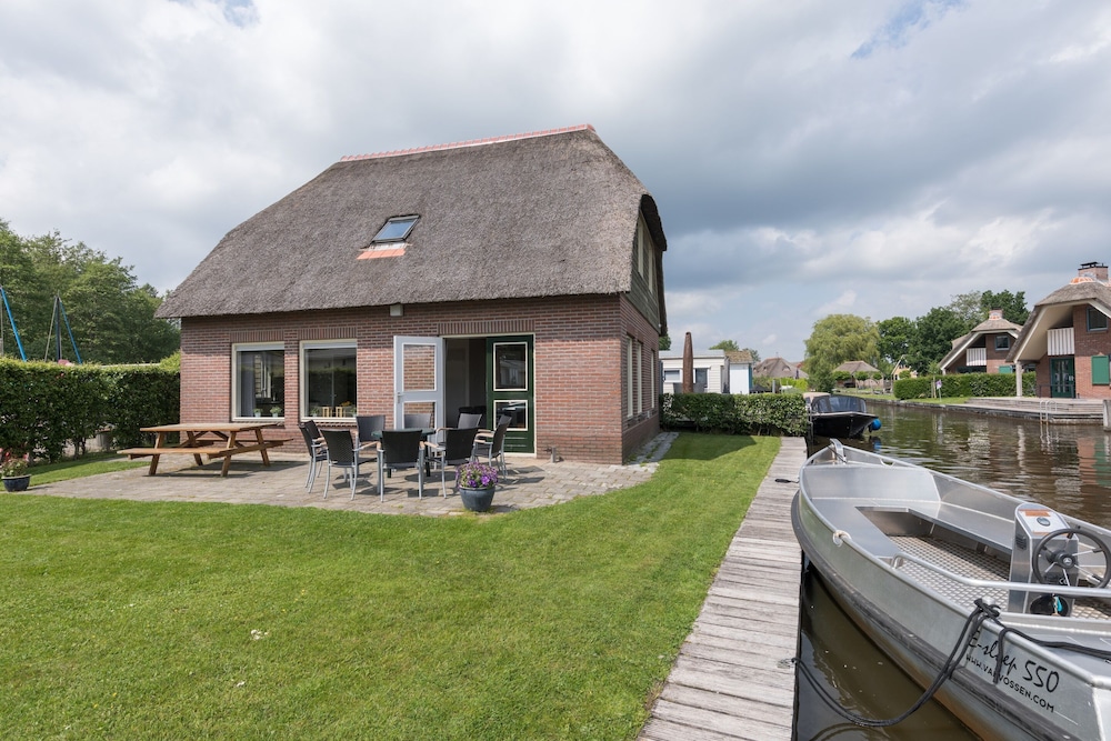 Rustic-chic Villa With Thatched Roof - Giethoorn