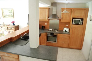 Casa | Cozinha privada | Uma cadeira de bebé 