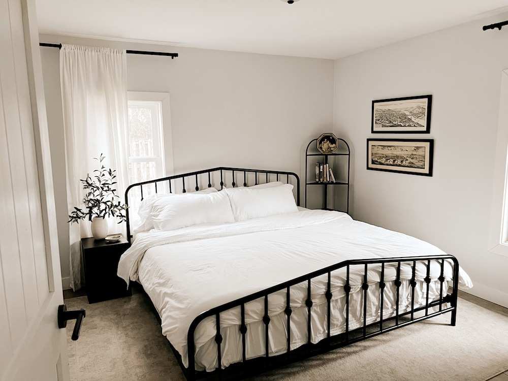 Aesthetic Ranch Style Home With Modern Furnishings - Birmingham, MI