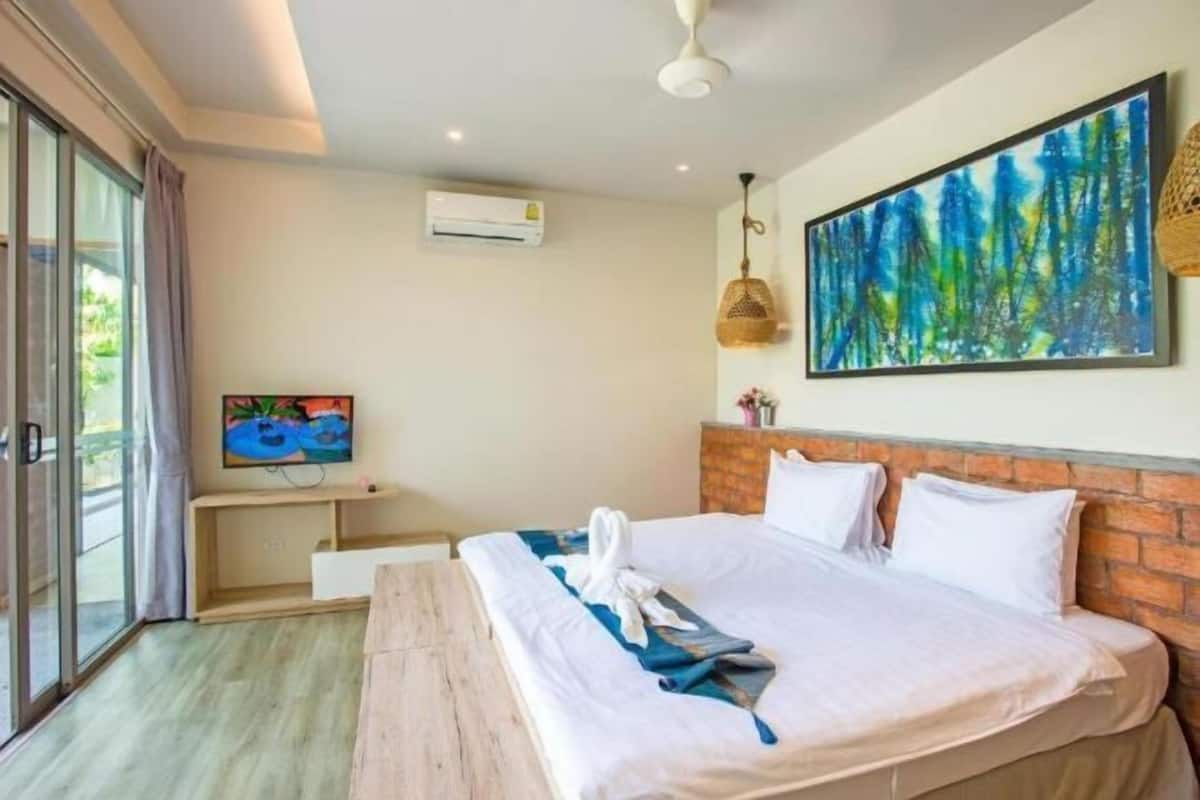 4 quartos, cofre no quarto, com decoração personalizada, secretária