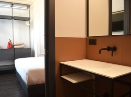 Quarto Duplo Design | Casa de banho | Um polibã, um chuveiro fixo, artigos de higiene pessoal grátis