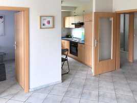 Apartamento | Cozinha privada | Uma cadeira de bebé 