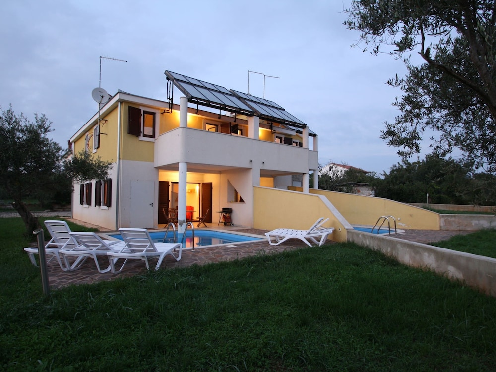 Plush Holiday Home In Novigrad With Patio - Novigrad
