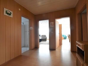 1 quarto, individualmente mobiliados, berços, roupa de cama