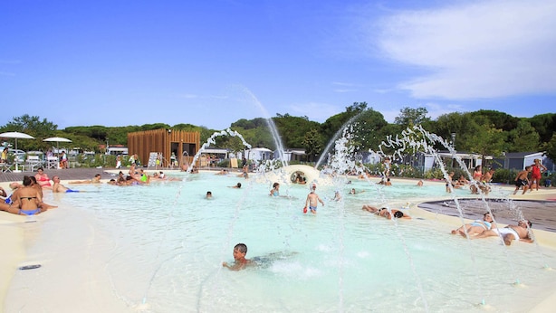 Um parque aquático com várias piscinas e atrações aquáticas.