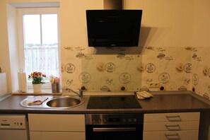 Apartamento | Cozinha privada | Lava-louças, cadeirão de bebê