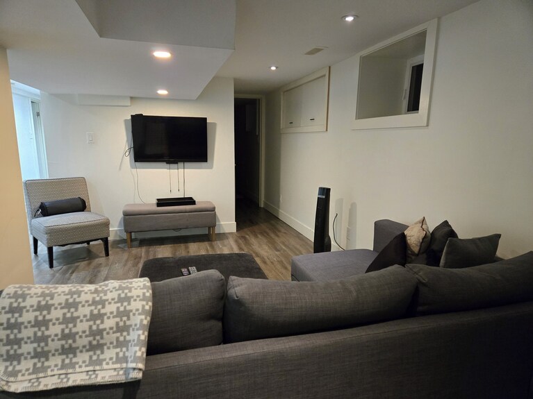 Newly Renovated, Bright 1bdrm, Sleeps 4 Basement Suite. Kitchen, Wifi, Netflix - Kitchener