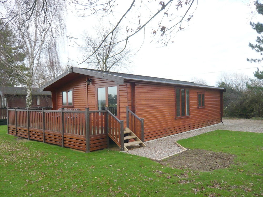 Comfortable Cottage With Wooden Deck - Camber Sands