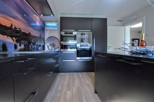 Casa | Cozinha privada | Chaleira elétrica, torradeira, cadeirão de bebê