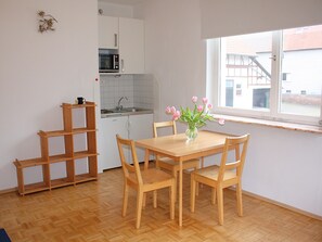 Apartamento | Cozinha privada | Uma cadeira de bebé
