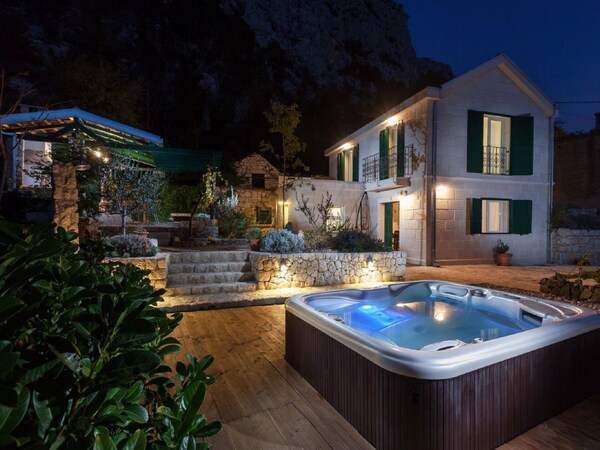 Luxurious Holiday Home In Makarska With Hot Tub - Makarska