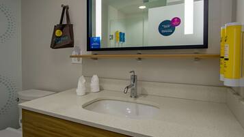 Um chuveiro de hidromassagem, artigos de higiene pessoal grátis